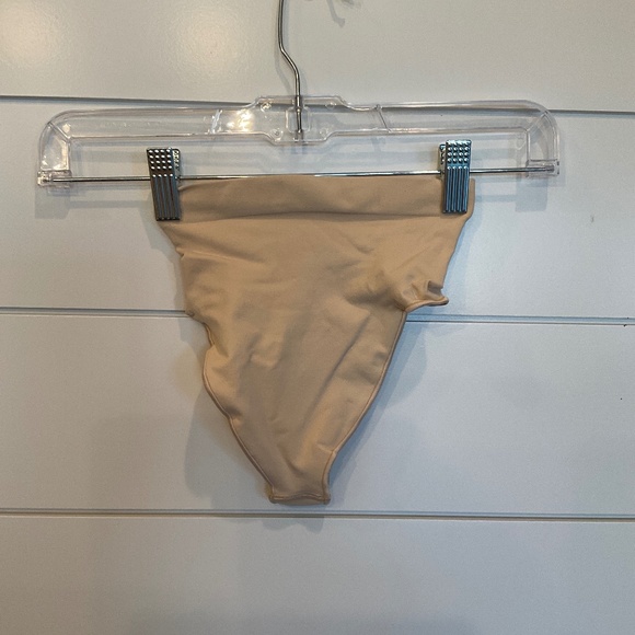 SKIMS | Intimates & Sleepwear | 682 Nwot Skims Seamless Sculpt Mid ...